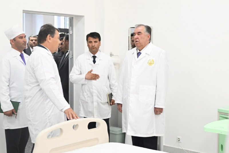 Пешвои миллат Эмомалӣ Раҳмон дар ноҳияи Данғара Маркази саломатии ...